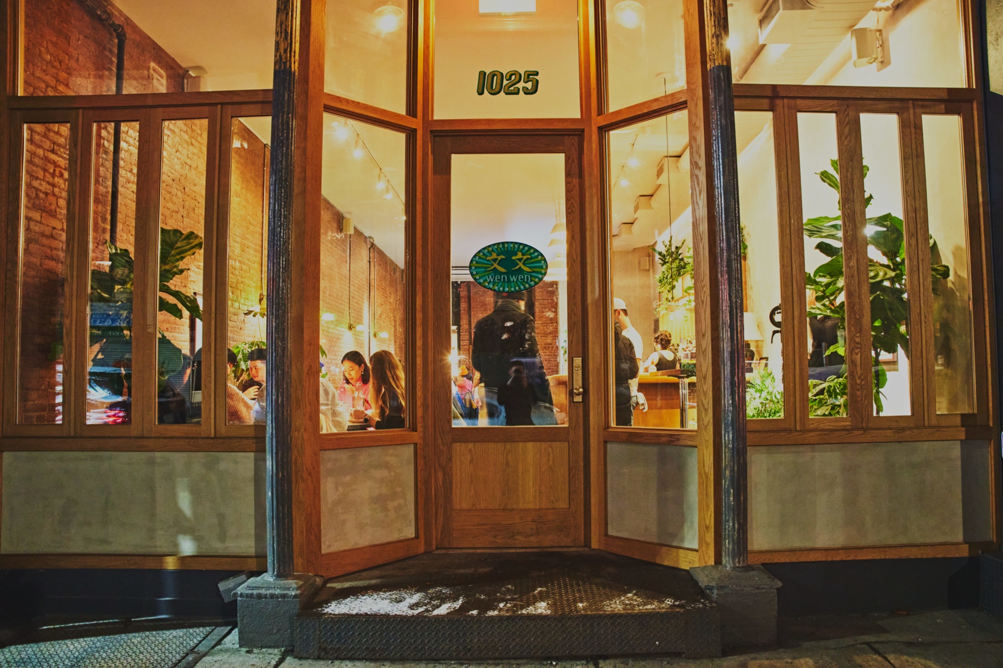 At Wenwen in Brooklyn, Eric Sze Channels the Tastes of Home — Resy ...